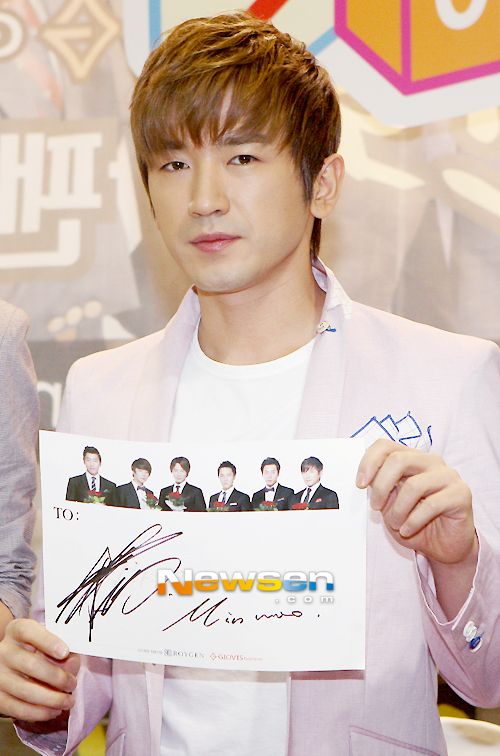 [Shinhwa] [新聞] 130421 神話成員申彗星、李玟雨、 Eric 20日下午出席了代言服裝 ROYGEN 的簽名會 - 橙色Shinhⓦⓐⓝ~君ღ金烔完神話 - udn部落格